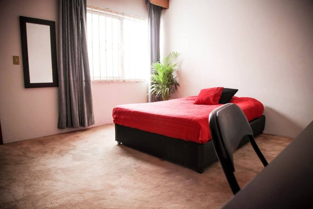 RENTA DE CUARTOS INDEPENDIENTES - Calle La Luna, Guadalajara | Roomgo